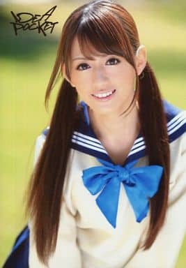駿河屋 -【アダルト】 希島あいり/上半身・制服青白・笑顔・背景野外・ロゴ「IDEAPOCKET」/DVD「制服美少女4本番」特典生写真（女性生写真）
