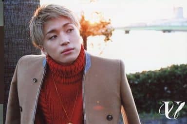 Official photo (Male) / Singer / Actor Yuya Matsushita / Horizontal, Bust Up, Beige Costume, Red ...