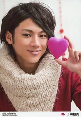 Official photo (Male) / idol / D2 D2 / Yuki Yamada / Bust Up, Costume Red / Beige Scarf, Left ...