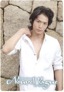 Official photo (male) / actor Takuma Sueno / upper body, right hand ...