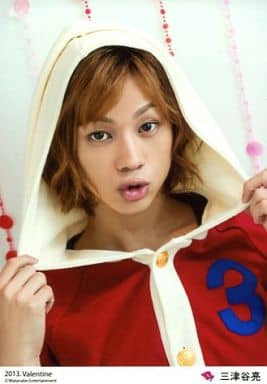 Official photo (Male) / idol / D2 D2 / Ryo Mitsuya / Bust Up / Costume Red / White / Hood Cover ...