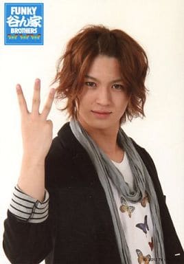 D2 / Atsushi Arai (Sanjuro TANI) / Upper body, costume : black and white, fingers of the right ...