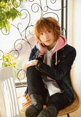 Official photo (male) / actor Yusuke Yata (Shusuke Fuji) / Entire body ...