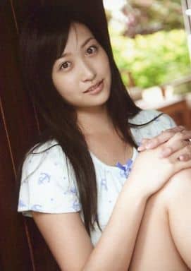 Idling / Rurika Yokoyama / White Costume / Both Hands / Sitting / Right ...