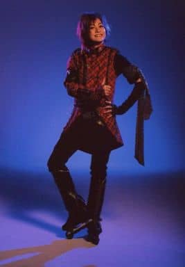 Official photo (male) / actor Yuya Miyashita / Whole Body, Costume Red, Left Hand Back, fingers ...