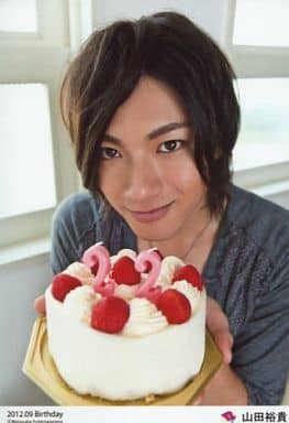 Official photo (Male) / idol / D2 D2 / Yuki Yamada / Upper Body / Costume Blue / Both Hands Cake ...