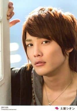 Official photo (male) / actor D2 / Tsuchiya Zion / Face Up / Costume Black Gray / Left Facing ...