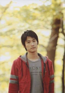 Official photo (male) / actor Toru Baba / Bust Up / Costume Red / Grey ...