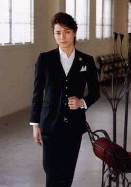 Official photo (male) / actor Takuma Wada (Kunimitsu Tezuka) / Above-the-knee, Suit Black, Left ...