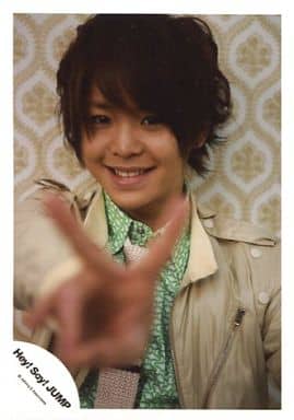 Hey! Say! JUMP / Daiki Arioka / Bust up / Costume beige / Shirt green / Right hand piece ...