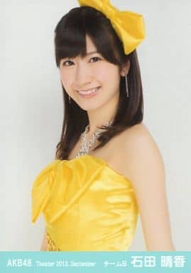 Official photo (AKB48, SKE48) / idol / AKB48 Haruka Ishida / upper body / left shoulder front ...