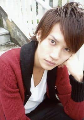 Official photo (male) / actor Shinpei Takagi / Kneecaps / Seats ...