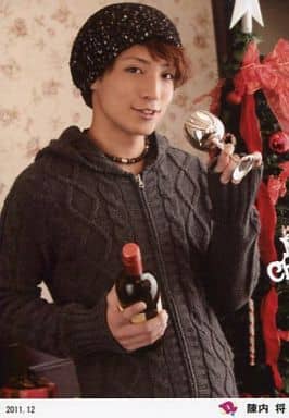 Official photo (male) / actor D2 / Sho Jinnai / Upper Body / Costume Gray / Hat Black / Right ...