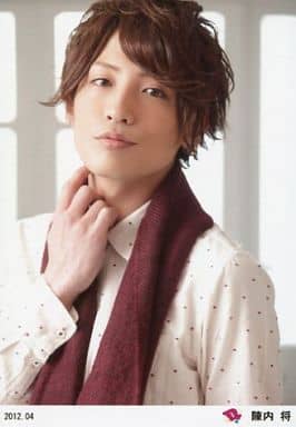 Official photo (male) / actor D2 / Sho Jinnai / Bust up / Shirt dot white red / Muffler red ...