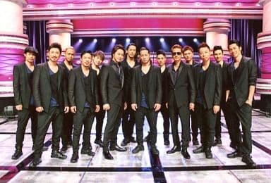 駿河屋 - EXILE/集合(14人)/横型・全身・スーツ黒・背景ピンクの柱・/ポストカードサイズ/月刊EXILE定期購読特典生写真2013年5月（男性生写真）