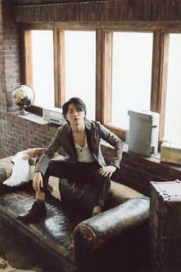 Official photo (male) / actor Ryouta Murai / whole body / sitting ...