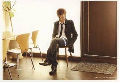 Official photo (male) / actor Hiroki Aiba (Hibiki Shibata) / Horizontal, Full-body, Sitting ...