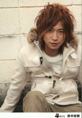 Official photo (male) / actor D-BOYS / Hiroki Suzuki / Kneecap / Sitting / Costume beige white ...