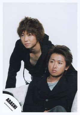 Arashi / Ohno Satoshi / Aiba Masaki / Upper body / Ohno seated / Costume black / Aiba bent ...