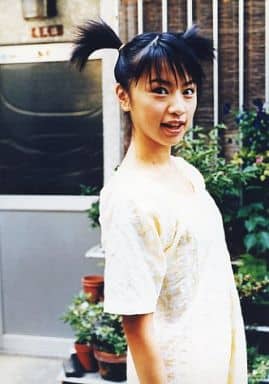 Official photo (female) / idol / Ami Suzuki Ami Suzuki / Upper Body / Costume Yellow / Facing ...