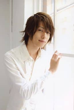 Official photo (male) / actor Hiroki Suzuki / Upper Body / Shirt White / Right Hand Window ...
