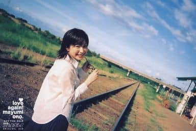 Official photo (female) / Gravure idol Mayumi Ono / Horizontal, Above the Knees, Both Hands ...