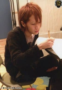 Official photo (Male) / Singer Muchi / Kneecaps / Chairs / Costumes ...