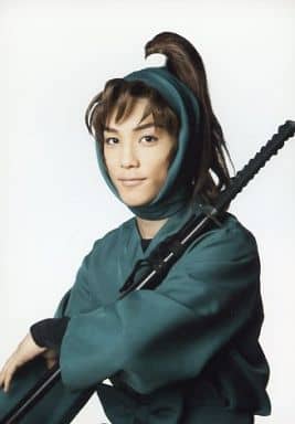 Official photo (male) / actor Tsuchiya Sion (Isaku ZENPOJI) / Upper Body / Costume Green / Left ...