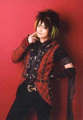 Official photo (male) / actor Yuya Miyashita (Puck) / Above the Knees, Left Hand Hips ...