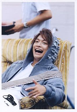SMAP / Shingo Katori / Upper body, grey hooded jacket, open mouth ...