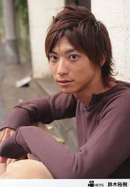 Official photo (Male) / idol / D-BOYS Hiroki Suzuki / Sitting / Bust up / Left facing / Brown ...