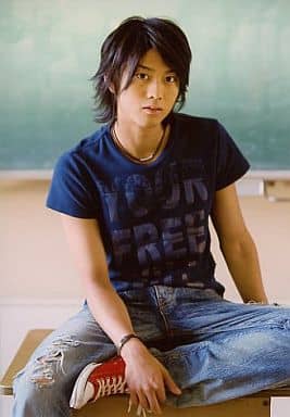 Official photo (male) / actor Keisuke Minami / Shirt Blue / Sitting ...