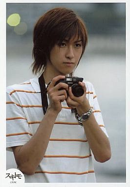 Official photo (male) / actor Hiroki Aiba / Upper body, white and orange stripe pattern, two ...