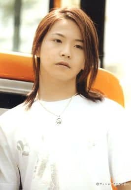 W-inds. / Ryuichi Ogata / Upper body / Shirt white / Necklace / Eye down right / Official ...