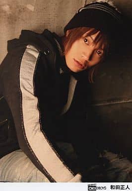 Official photo (Male) / idol / D-BOYS D-BOYS / Masato Wada / Sitting / Costume Black / Grey ...