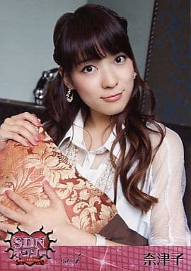 Official photo (AKB48, SKE48) / idol / SDN48 Natsuko / Costume White / Red Cushion / Holding in ...