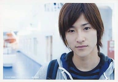 Official photo (male) / actor Toru Baba / Horizontal, Bust Up, Gray ...