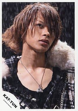 KAT TUN / Tatsuya Ueda / Bust up / Black check jacket / w / fur ...
