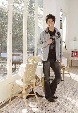 Official photo (male) / actor Yusuke Arai / Whole-body / Parker Gray Jeans Table / Right Hand ...