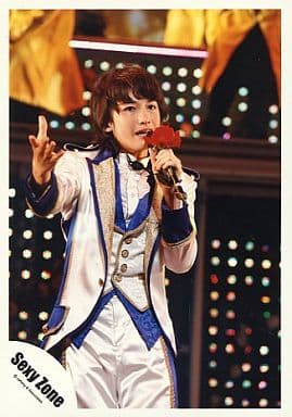 駿河屋 - SexyZone/マリウス葉/ライブフォト・膝上・衣装白・青・左手マイク・バラ・右手前/公式生写真（男性生写真）