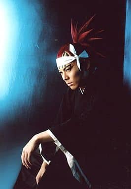 Official photo (male) / actor Moriyama Eiji (Renji Abarai) / Sitting and Background Blue-green ...