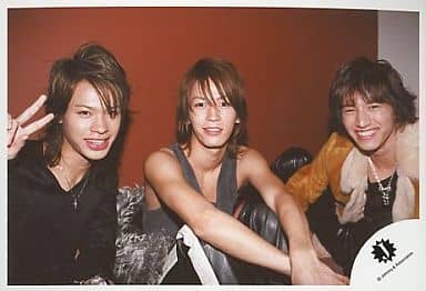 KAT-TUN / Ueda / Kamenashi / Taguchi / Horizontal / Upper body / Costume black / gray tank top ...