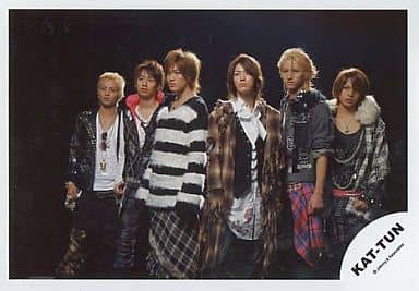 駿河屋 - KAT-TUN/6人/横型/膝上/赤西ボーダー服/目線左（男性生写真）