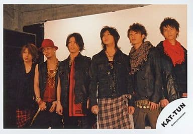 駿河屋 - KAT-TUN/6人/横型/膝上/全員黒上着/目線左上/田中赤帽子（男性生写真）
