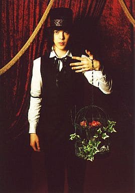 Official photo (male) / actor Airu Shiozaki / Above the Knees / Black Vest / Left Hand / Musical ...