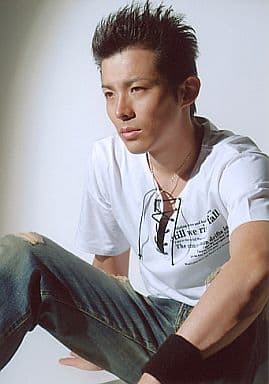 Official photo (male) / actor Moriyama Eiji (Take Momoshiro) / Costume white, left facing ...