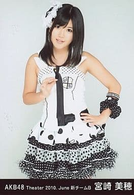 Official photo (AKB48, SKE48) / idol / AKB48 Miho Miyazaki / Above-Knee, Left-Hand Hip / Theater ...