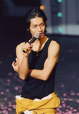 駿河屋 - 関ジャニ∞/錦戸亮/タンクトップ黒・右手マイク・目線右・上半身/クリスマスパーティー限定公式生写真（男性生写真）