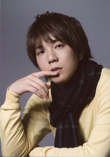 Official photo (male) / actor Yuya Asato (Yuki Taku) / Bust-up / Costume Yellow / Mahler / Right ...