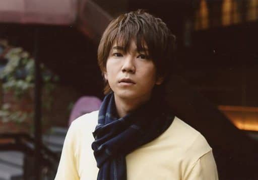 Official photo (male) / actor Yuya Asato (Yuki Taku) / Yokogata / Bust-up / Costume yellow ...